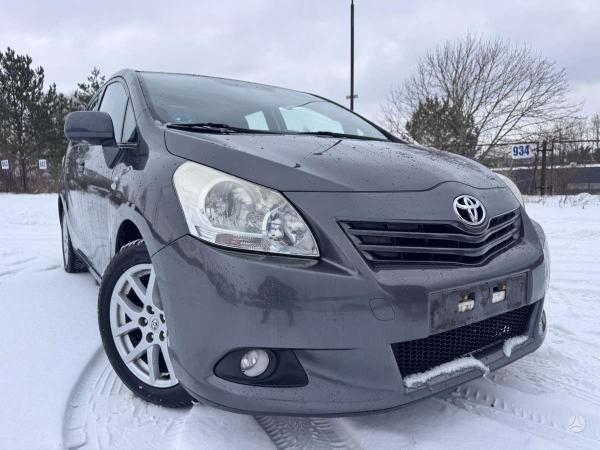 Pelēks Toyota Verso 2012 Alīta, ar dzinēja tilpumu 1.80 L un nobraukumu 236 tūkst. km par 6800 €, foto 1 vietnē AUTOMOTO.COM.LV