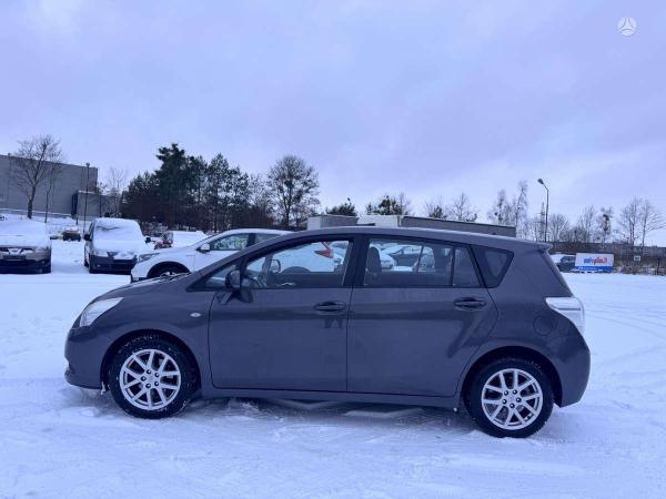 Pelēks Toyota Verso 2012 Alīta, ar dzinēja tilpumu 1.80 L un nobraukumu 236 tūkst. km par 6800 €, foto 8 vietnē AUTOMOTO.COM.LV