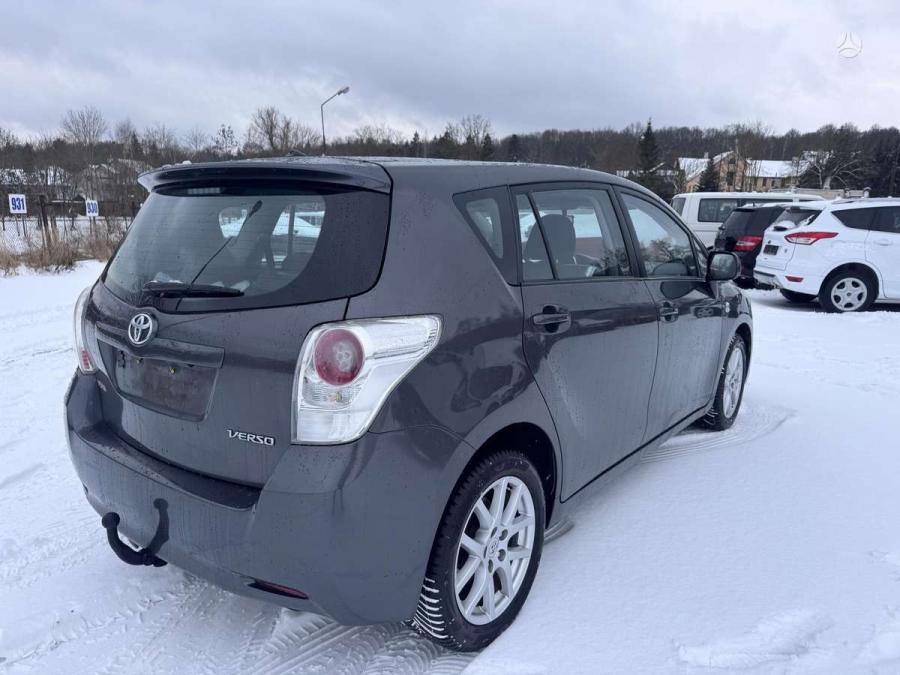 Grey Toyota Verso 2012 in Alytus, with an engine capacity of 1.80 L and mileage of 227 thousand km for 6600 €, photo 11 on AUTOMOTO.COM.LV