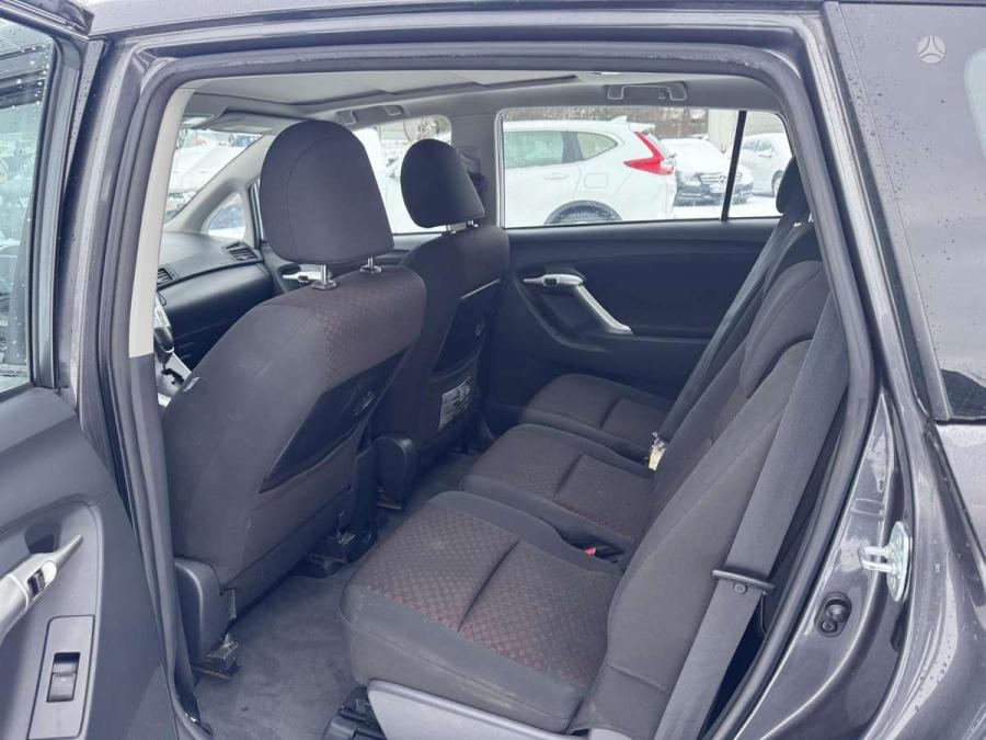 Grey Toyota Verso 2012 in Alytus, with an engine capacity of 1.80 L and mileage of 227 thousand km for 6600 €, photo 16 on AUTOMOTO.COM.LV