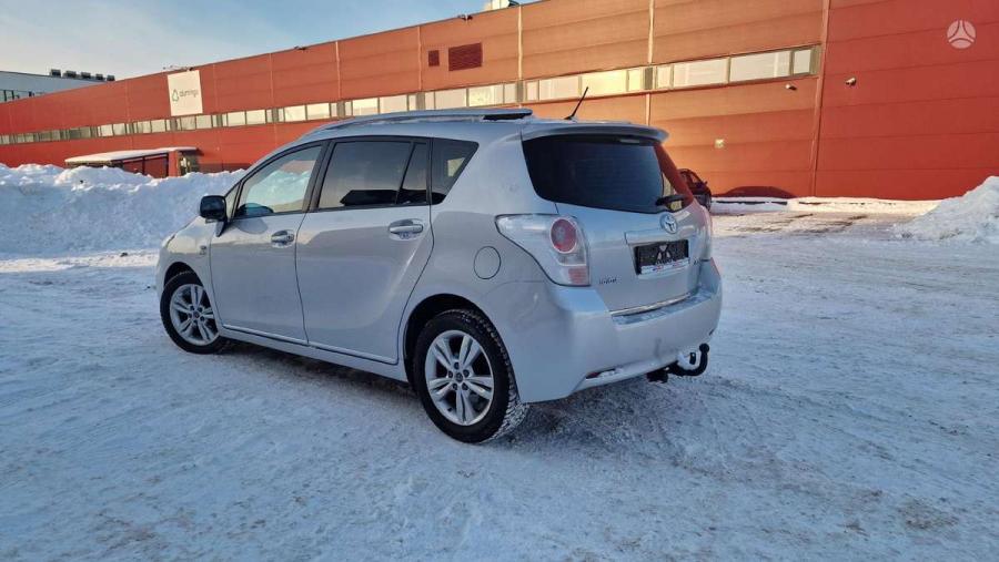 Grey Toyota Verso 2012 in Kaunas, with an engine capacity of 2.23 L and mileage of 343 thousand km for 5850 €, photo 2 on AUTOMOTO.COM.LV