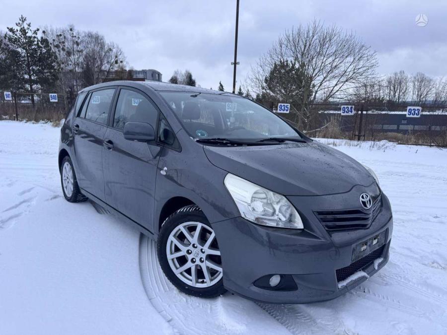 Pelēks Toyota Verso 2012 Alīta, ar dzinēja tilpumu 1.80 L un nobraukumu 227 tūkst. km par 6600 €, foto 3 vietnē AUTOMOTO.COM.LV