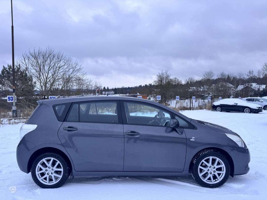 Pelēks Toyota Verso 2012 Alīta, ar dzinēja tilpumu 1.80 L un nobraukumu 227 tūkst. km par 6600 €, foto 7 vietnē AUTOMOTO.COM.LV