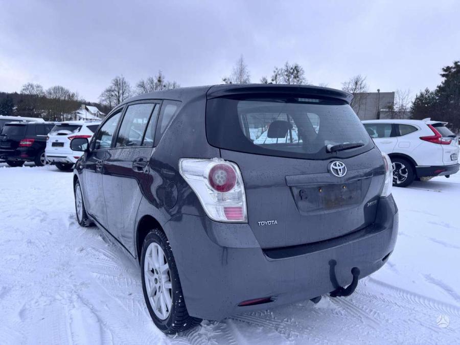 Pelēks Toyota Verso 2012 Alīta, ar dzinēja tilpumu 1.80 L un nobraukumu 227 tūkst. km par 6600 €, foto 10 vietnē AUTOMOTO.COM.LV
