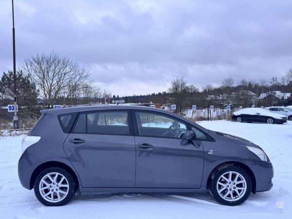 Grey Toyota Verso 2012 in Alytus, with an engine capacity of 1.80 L and mileage of 227 thousand km for 6350 €, photo 7 on AUTOMOTO.COM.LV