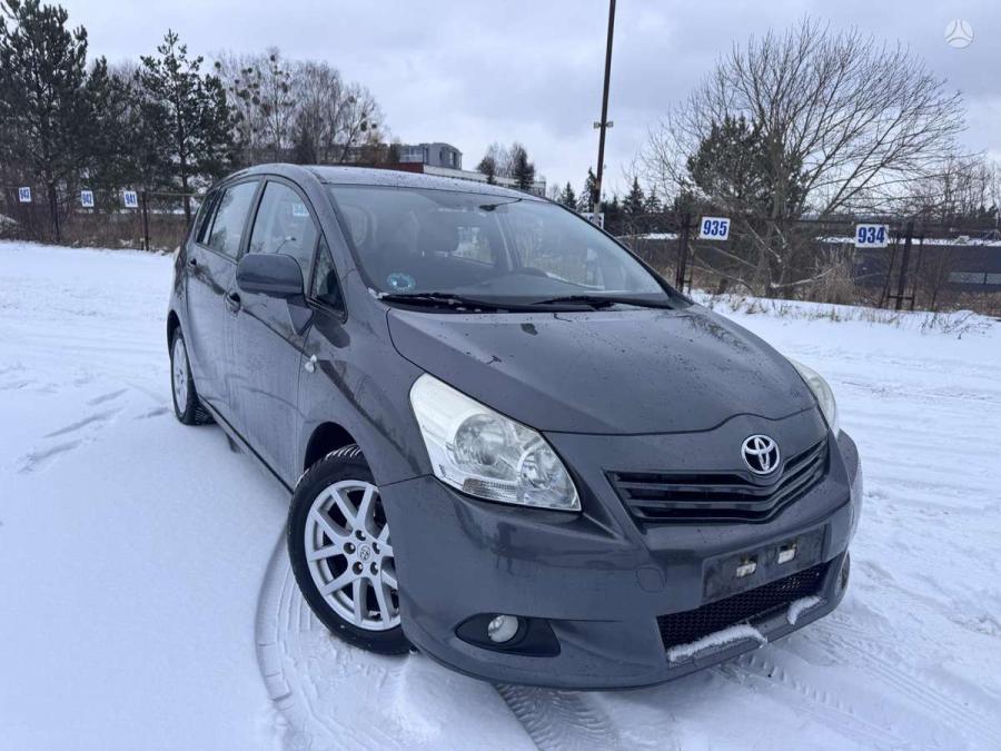 Grey Toyota Verso 2012 in Alytus, with an engine capacity of 1.80 L and mileage of 233 thousand km for 6350 €, photo 3 on AUTOMOTO.COM.LV