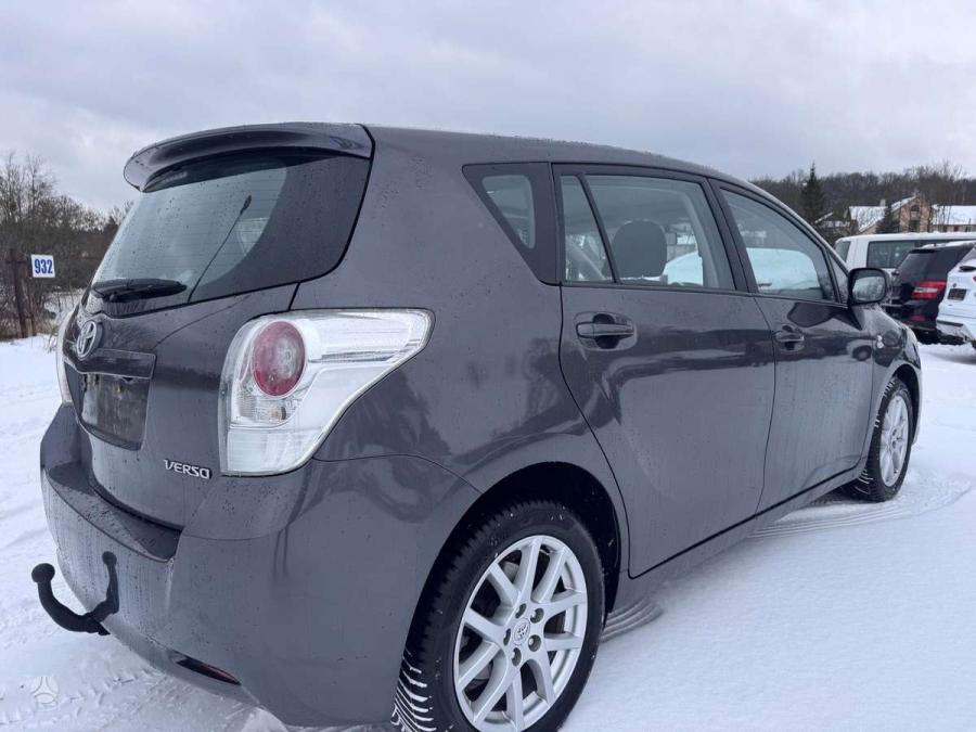 Grey Toyota Verso 2012 in Alytus, with an engine capacity of 1.80 L and mileage of 233 thousand km for 6350 €, photo 11 on AUTOMOTO.COM.LV