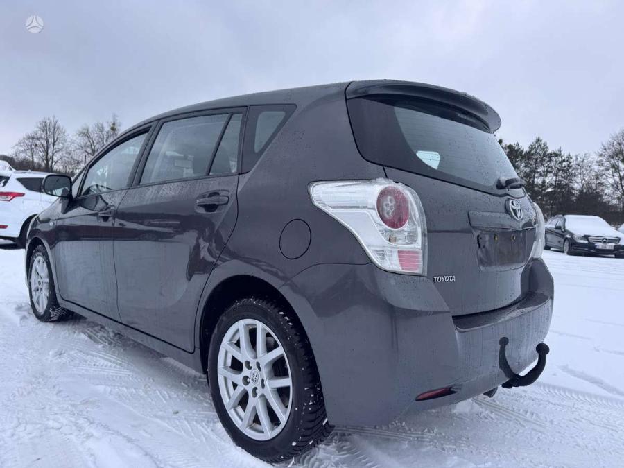 Grey Toyota Verso 2012 in Alytus, with an engine capacity of 1.80 L and mileage of 233 thousand km for 6350 €, photo 12 on AUTOMOTO.COM.LV