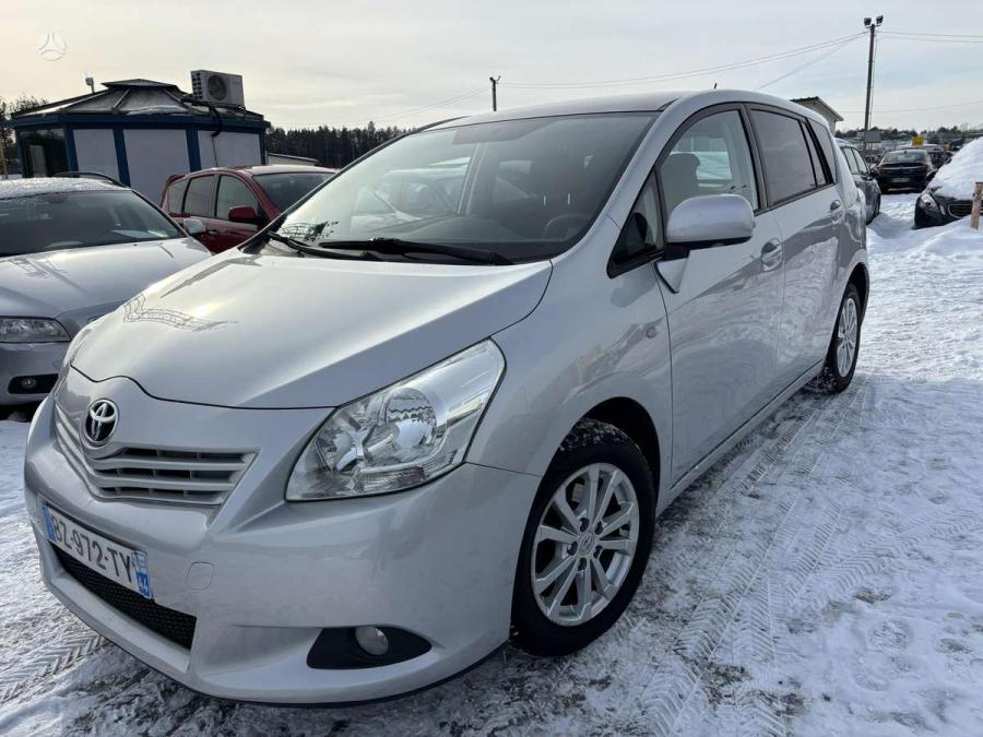 Grey Toyota Verso 2012 in Vilnius, with an engine capacity of 2.00 L and mileage of 216 thousand km for 4950 €, photo 2 on AUTOMOTO.COM.LV