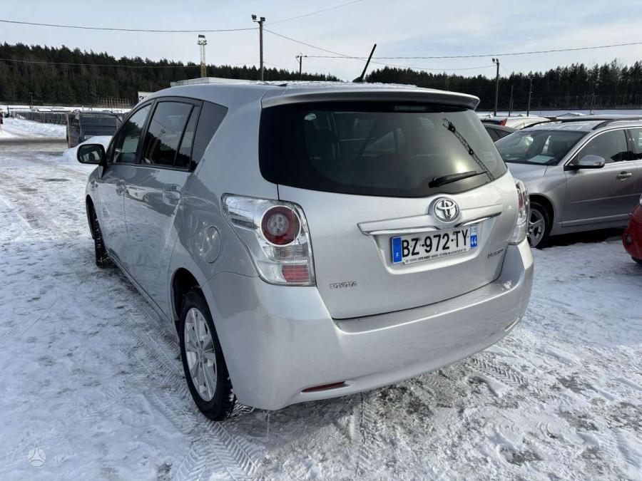 Grey Toyota Verso 2012 in Vilnius, with an engine capacity of 2.00 L and mileage of 216 thousand km for 4950 €, photo 3 on AUTOMOTO.COM.LV