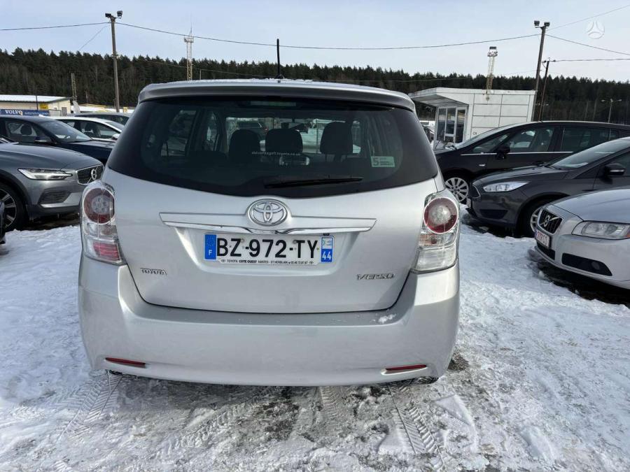 Grey Toyota Verso 2012 in Vilnius, with an engine capacity of 2.00 L and mileage of 216 thousand km for 4950 €, photo 4 on AUTOMOTO.COM.LV