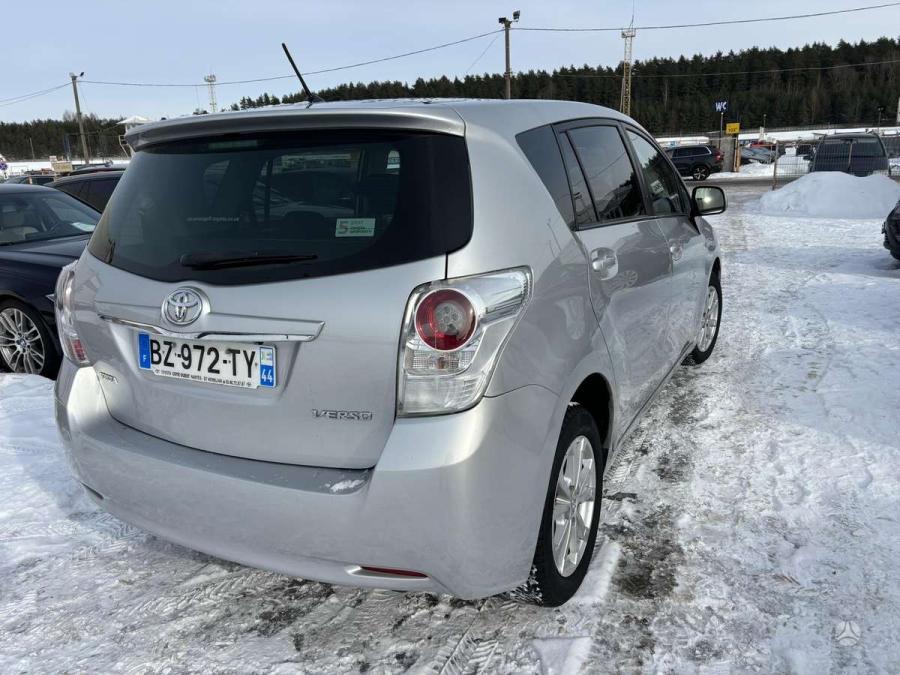 Grey Toyota Verso 2012 in Vilnius, with an engine capacity of 2.00 L and mileage of 216 thousand km for 4950 €, photo 5 on AUTOMOTO.COM.LV