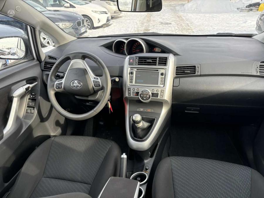 Grey Toyota Verso 2012 in Vilnius, with an engine capacity of 2.00 L and mileage of 216 thousand km for 4950 €, photo 9 on AUTOMOTO.COM.LV