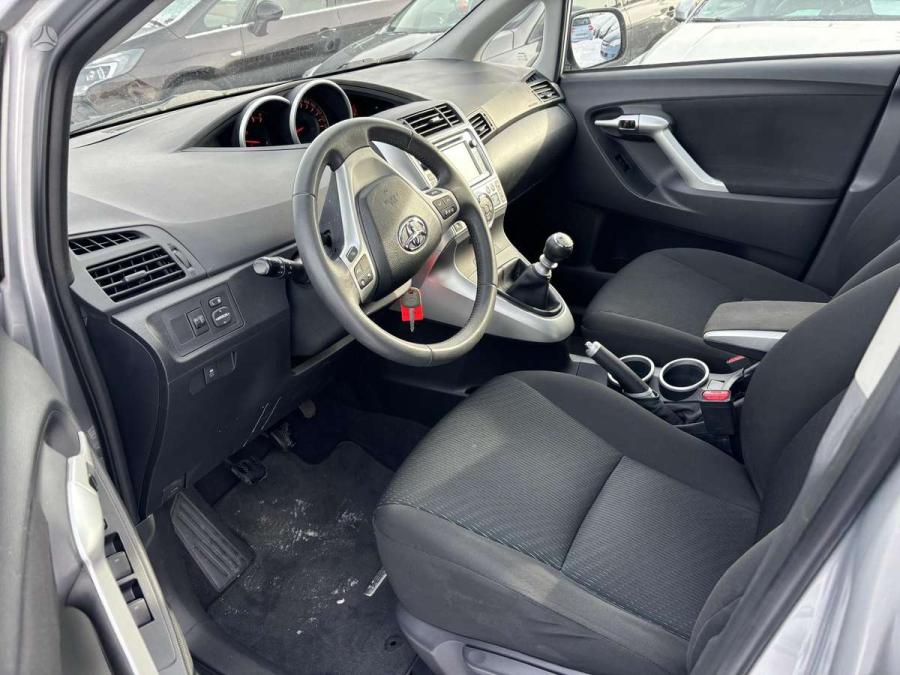 Grey Toyota Verso 2012 in Vilnius, with an engine capacity of 2.00 L and mileage of 216 thousand km for 4950 €, photo 11 on AUTOMOTO.COM.LV