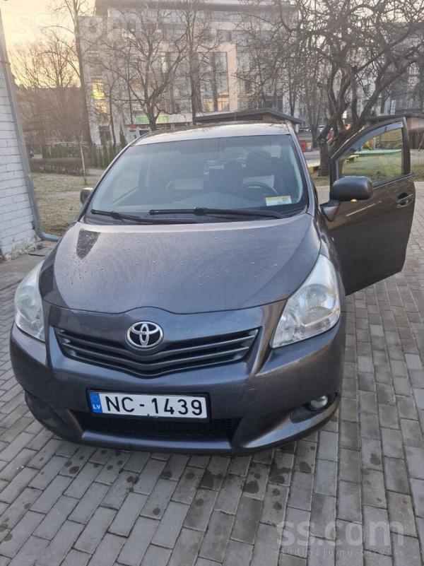 Grey Toyota Verso 2012 in Riga, with an engine capacity of 2.00 L and mileage of 258 thousand km for 5200 €, photo 3 on AUTOMOTO.COM.LV