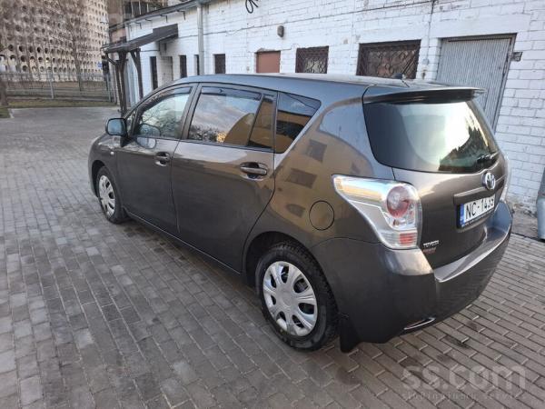 Grey Toyota Verso 2012 in Riga, with an engine capacity of 2.00 L and mileage of 258 thousand km for 5200 €, photo 5 on AUTOMOTO.COM.LV