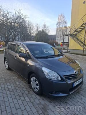 Pelēks Toyota Verso 2012 Rīga, ar dzinēja tilpumu 2.00 L un nobraukumu 263 tūkst. km par 4450 €, foto  vietnē AUTOMOTO.COM.LV