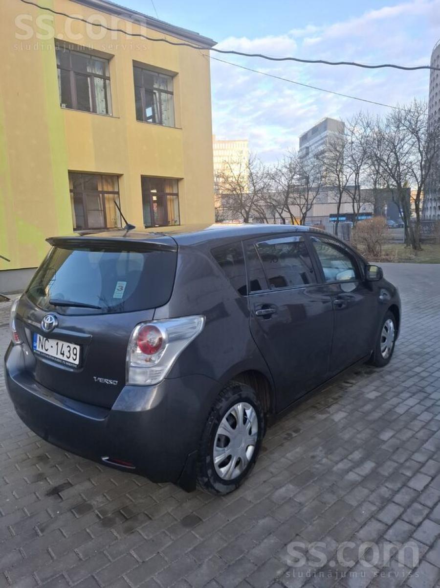 Pelēks Toyota Verso 2012 Rīga, ar dzinēja tilpumu 2.00 L un nobraukumu 263 tūkst. km par 4450 €, foto 3 vietnē AUTOMOTO.COM.LV