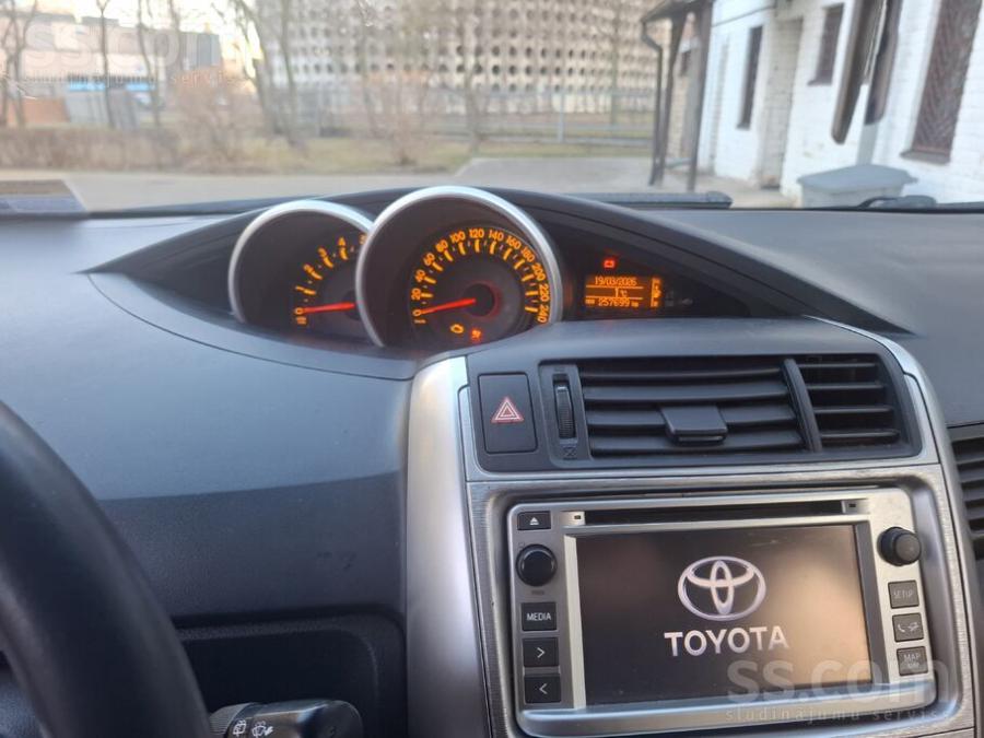 Pelēks Toyota Verso 2012 Rīga, ar dzinēja tilpumu 2.00 L un nobraukumu 263 tūkst. km par 4450 €, foto 5 vietnē AUTOMOTO.COM.LV