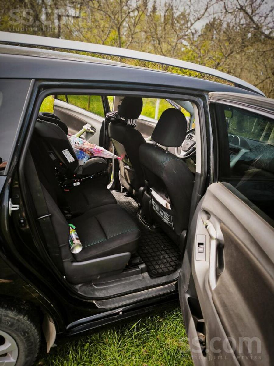 Grey Toyota Verso 2012 in Daugavpils, with an engine capacity of 1.90 L and mileage of 284 thousand km for 5700 €, photo 5 on AUTOMOTO.COM.LV