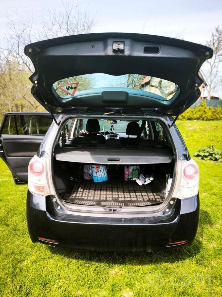 Grey Toyota Verso 2012 in Daugavpils, with an engine capacity of 1.90 L and mileage of 284 thousand km for 5700 €, photo 7 on AUTOMOTO.COM.LV