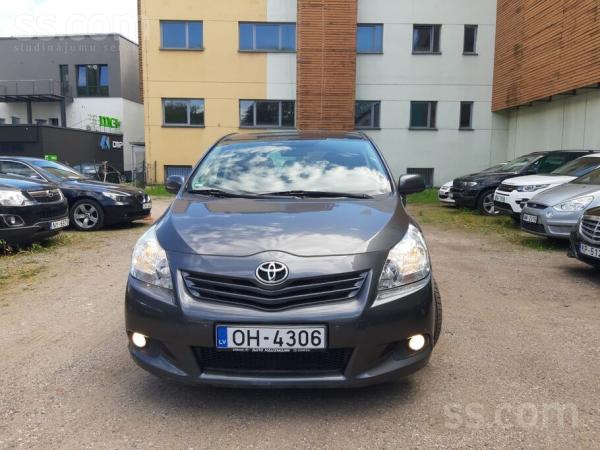 Pelēks Toyota Verso 2012 Daugavpils, ar dzinēja tilpumu 2.00 L un nobraukumu 0 tūkst. km par 6500 €, foto 2 vietnē AUTOMOTO.COM.LV