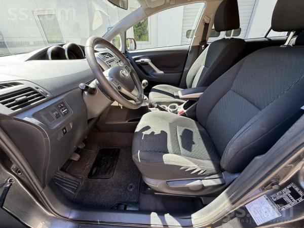 Pelēks Toyota Verso 2012 Rīga, ar dzinēja tilpumu 2.00 L un nobraukumu 150 tūkst. km par 4997 €, foto 8 vietnē AUTOMOTO.COM.LV
