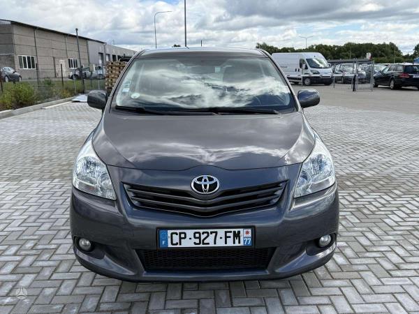 Grey Toyota Verso 2012 in Taurage, with an engine capacity of 2.00 L and mileage of 286 thousand km for 3999 €, photo 2 on AUTOMOTO.COM.LV