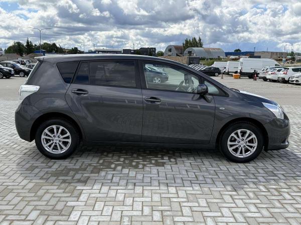 Grey Toyota Verso 2012 in Taurage, with an engine capacity of 2.00 L and mileage of 286 thousand km for 3999 €, photo 4 on AUTOMOTO.COM.LV