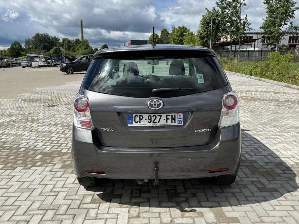 Grey Toyota Verso 2012 in Taurage, with an engine capacity of 2.00 L and mileage of 286 thousand km for 3999 €, photo 6 on AUTOMOTO.COM.LV