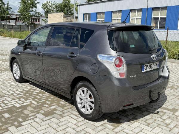 Grey Toyota Verso 2012 in Taurage, with an engine capacity of 2.00 L and mileage of 286 thousand km for 3999 €, photo 7 on AUTOMOTO.COM.LV