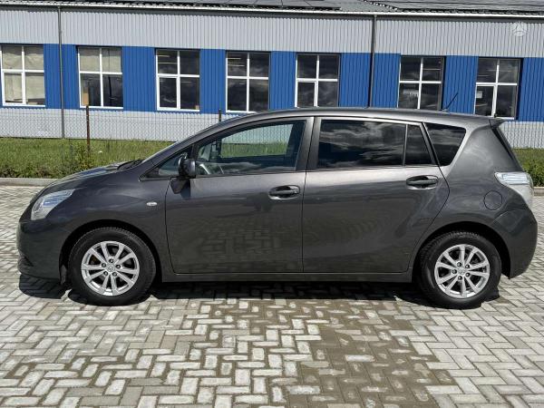 Grey Toyota Verso 2012 in Taurage, with an engine capacity of 2.00 L and mileage of 286 thousand km for 3999 €, photo 8 on AUTOMOTO.COM.LV