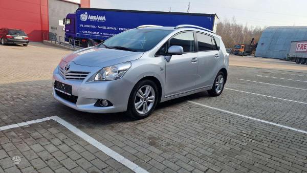 Pelēks Toyota Verso 2012 Kauņa, ar dzinēja tilpumu 2.23 L un nobraukumu 339 tūkst. km par 4950 €, foto 1 vietnē AUTOMOTO.COM.LV