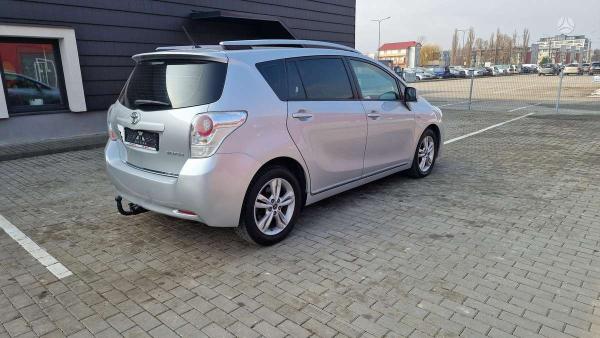 Pelēks Toyota Verso 2012 Kauņa, ar dzinēja tilpumu 2.23 L un nobraukumu 339 tūkst. km par 4950 €, foto 3 vietnē AUTOMOTO.COM.LV