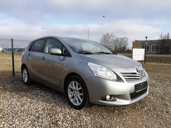 Pelēks Toyota Verso 2012 Saldus, ar dzinēja tilpumu 1.60 L un nobraukumu 187 tūkst. km par 6900 €, foto 3 vietnē AUTOMOTO.COM.LV