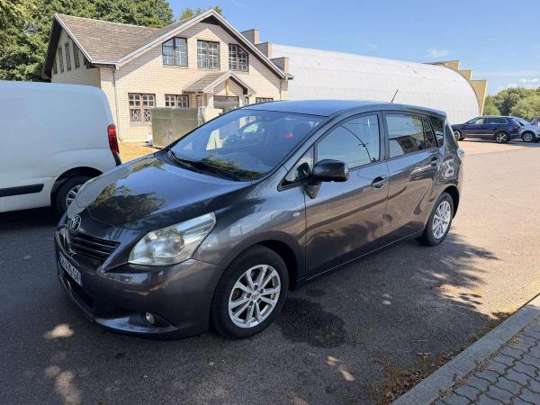 Grey Toyota Verso 2012 in Taurage, with an engine capacity of 2.00 L and mileage of 352 thousand km for 4950 €, photo 1 on AUTOMOTO.COM.LV
