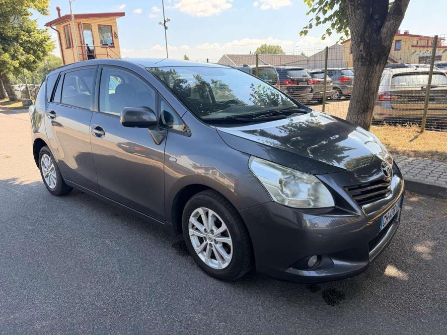 Pelēks Toyota Verso 2012 Tauragė, ar dzinēja tilpumu 2.00 L un nobraukumu 352 tūkst. km par 4950 €, foto 3 vietnē AUTOMOTO.COM.LV