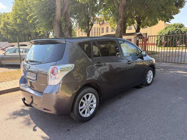 Grey Toyota Verso 2012 in Taurage, with an engine capacity of 2.00 L and mileage of 352 thousand km for 4950 €, photo 5 on AUTOMOTO.COM.LV