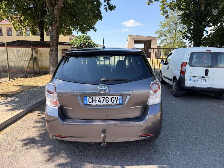 Pelēks Toyota Verso 2012 Tauragė, ar dzinēja tilpumu 2.00 L un nobraukumu 352 tūkst. km par 4950 €, foto 7 vietnē AUTOMOTO.COM.LV