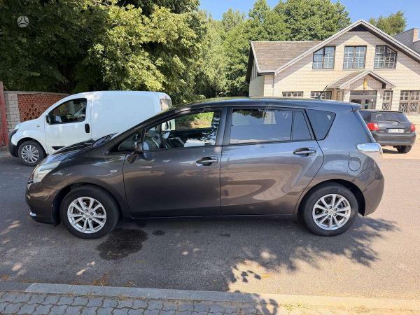 Grey Toyota Verso 2012 in Taurage, with an engine capacity of 2.00 L and mileage of 352 thousand km for 4950 €, photo 7 on AUTOMOTO.COM.LV