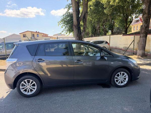 Grey Toyota Verso 2012 in Taurage, with an engine capacity of 2.00 L and mileage of 352 thousand km for 4950 €, photo 8 on AUTOMOTO.COM.LV