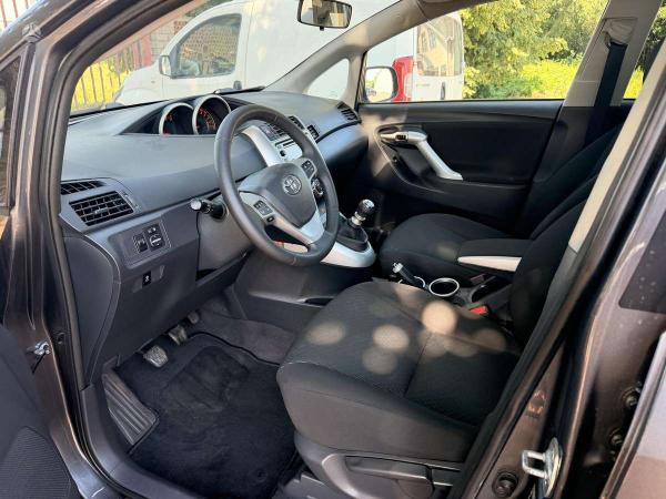Grey Toyota Verso 2012 in Taurage, with an engine capacity of 2.00 L and mileage of 352 thousand km for 4950 €, photo 9 on AUTOMOTO.COM.LV