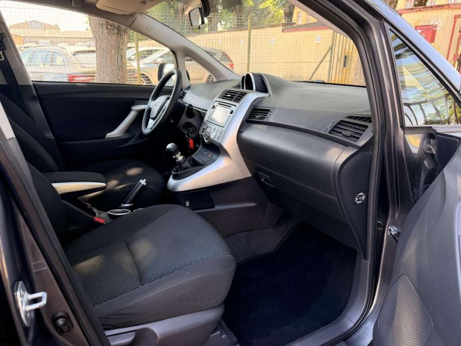 Pelēks Toyota Verso 2012 Tauragė, ar dzinēja tilpumu 2.00 L un nobraukumu 352 tūkst. km par 4950 €, foto 11 vietnē AUTOMOTO.COM.LV