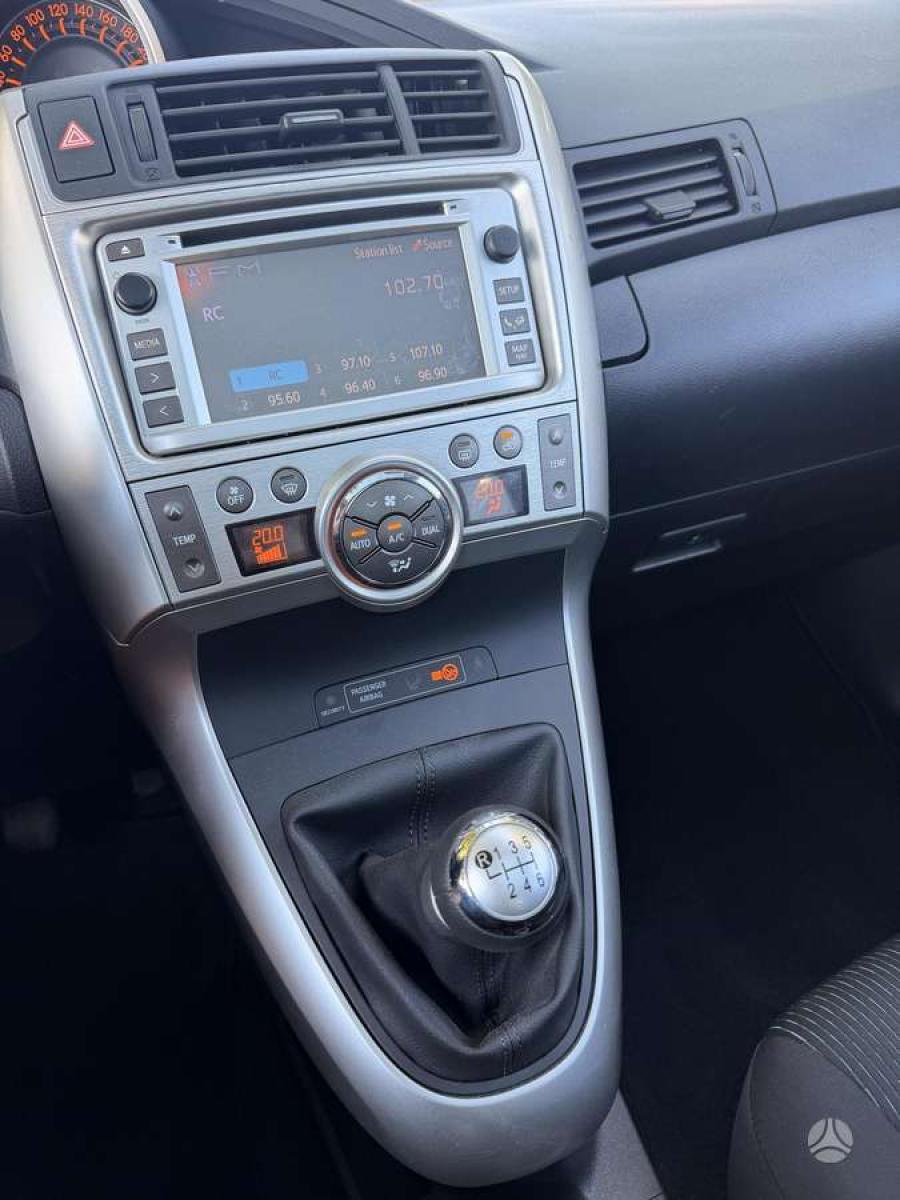 Pelēks Toyota Verso 2012 Tauragė, ar dzinēja tilpumu 2.00 L un nobraukumu 352 tūkst. km par 4950 €, foto 20 vietnē AUTOMOTO.COM.LV