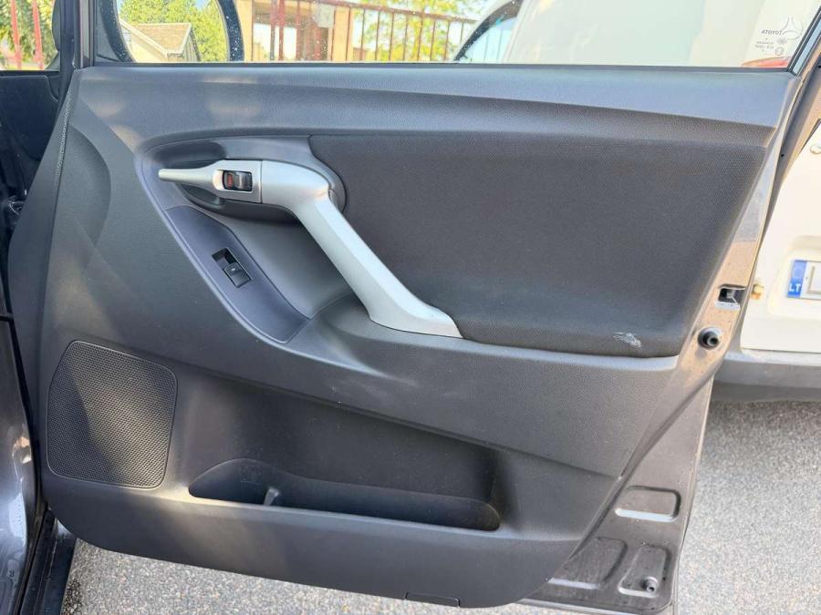 Pelēks Toyota Verso 2012 Tauragė, ar dzinēja tilpumu 2.00 L un nobraukumu 352 tūkst. km par 4950 €, foto 24 vietnē AUTOMOTO.COM.LV