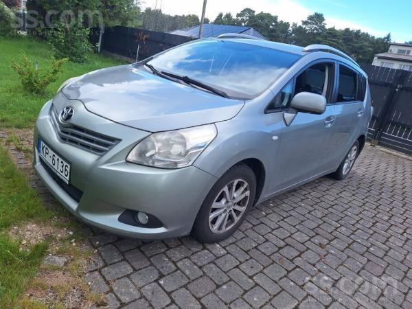 Grey Toyota Verso 2012 in Riga, with an engine capacity of 2.00 L and mileage of 217 thousand km for 4900 €, photo 2 on AUTOMOTO.COM.LV