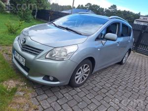 Grey Toyota Verso 2012 in Riga, with an engine capacity of 2.00 L and mileage of 217 thousand km for 4900 €, photo 3 on AUTOMOTO.COM.LV