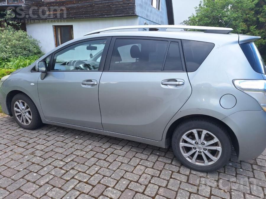 Grey Toyota Verso 2012 in Riga, with an engine capacity of 2.00 L and mileage of 217 thousand km for 4900 €, photo 5 on AUTOMOTO.COM.LV