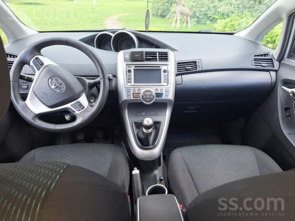 Grey Toyota Verso 2012 in Riga, with an engine capacity of 2.00 L and mileage of 217 thousand km for 4900 €, photo 5 on AUTOMOTO.COM.LV