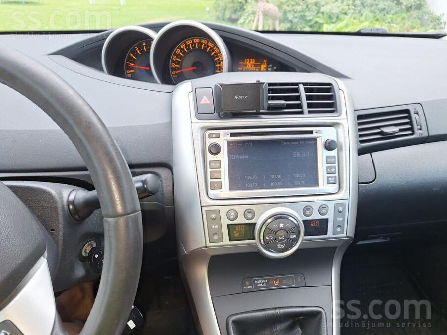 Grey Toyota Verso 2012 in Riga, with an engine capacity of 2.00 L and mileage of 217 thousand km for 4900 €, photo 7 on AUTOMOTO.COM.LV